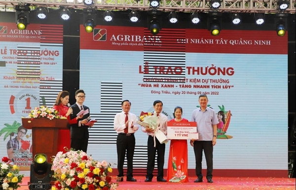 Agribank trao sổ tiết kiệm 1 tỷ đồng cho khách hàng trúng giải đặc biệt Chương trình “Mùa hè ...