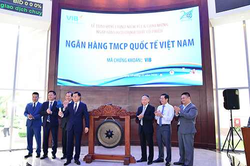 VIB lên sàn HOSE với giá 32.300 đồng/cổ phiếu | Thời báo Tài chính Việt Nam